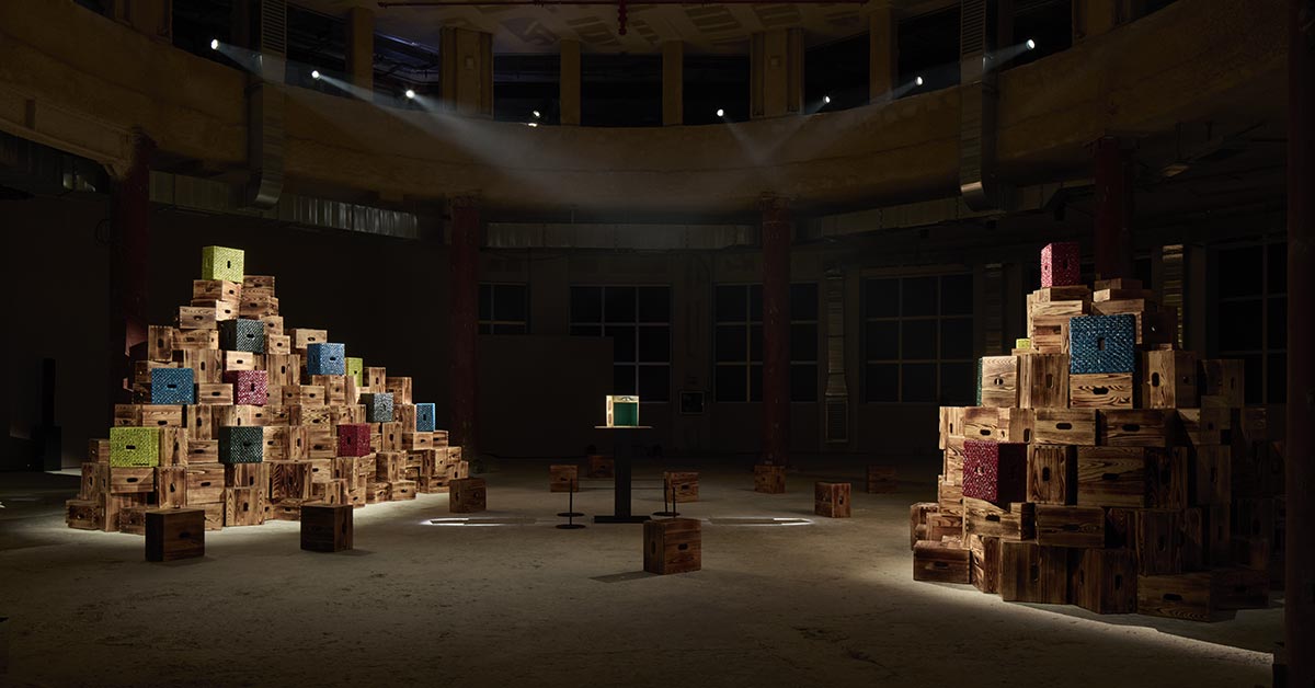 〈ボッテガ・ヴェネタ〉の世界に舞い降りたル・コルビュジエ《LC14 タブレ》がミラノ・デザインウィークに登場。 | カーサ ブルータス ...